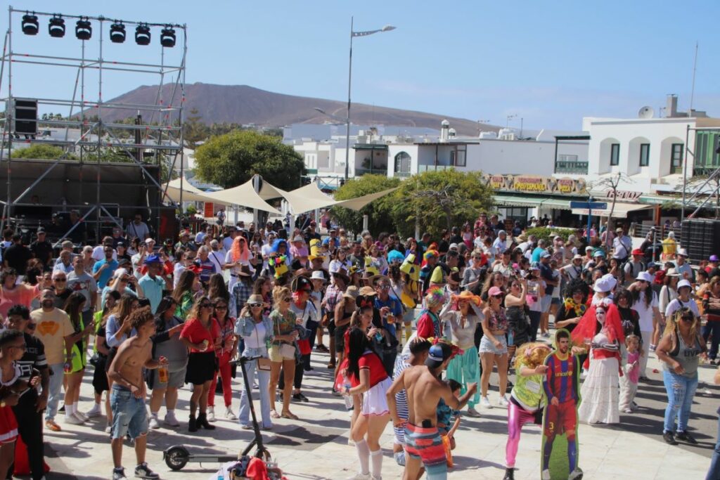 Playa Blanca disfruta hasta el último suspiro de su Carnaval ...